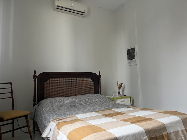 Quarto Com Ac P/ Mulheres Na Barra - Barra, Brazil