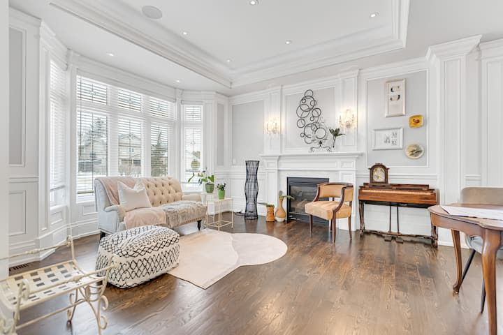 Stylish 4br Stay • Fireplace • 2 Parking Spots - Ontario