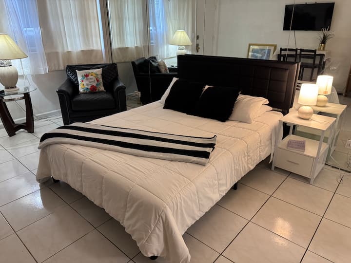 Affordable Studio Close To The Beach And Markets - Hallandale, FL