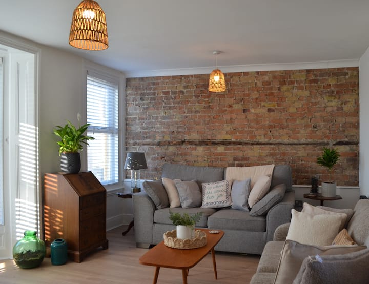 The Margate Beach Retreat - 보로드스테어스