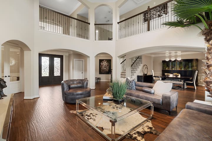 6,700 Sq Ft Luxury Home• 5br/5ba• Privately Gated - Missouri City, TX