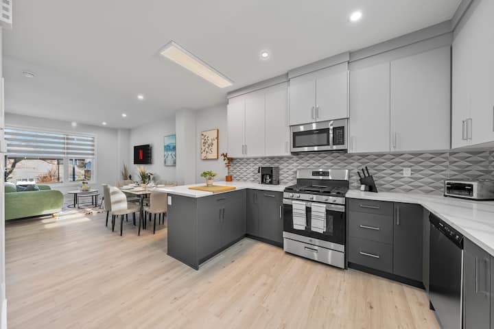 Charm 3br Townhouse Near U Of A • Spacious Stay - Edmonton, Canada