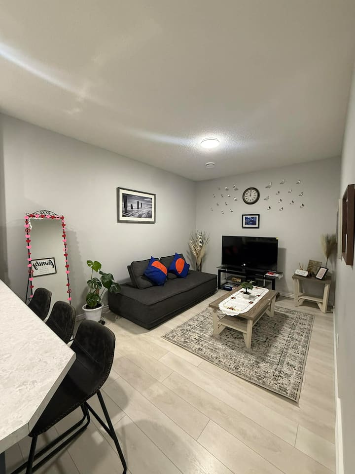 Mcnelsenangelo's Home Away From Home - Edmonton, Canadá