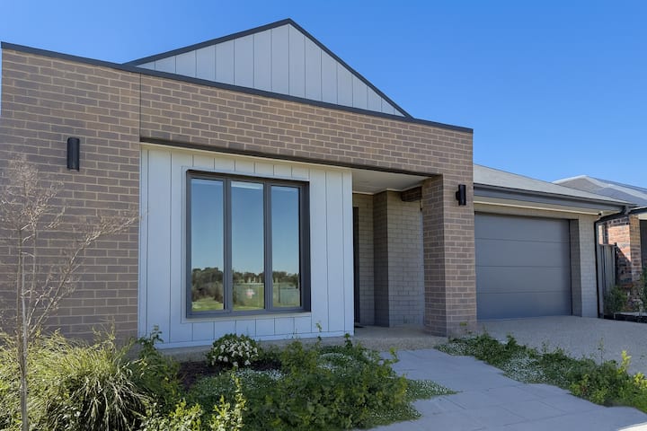 3-bedroom Home | Flexible Beds | North Shepparton - Shepparton