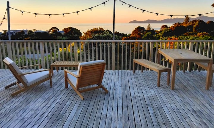 Spacious Seaside Retreat - Paekākāriki
