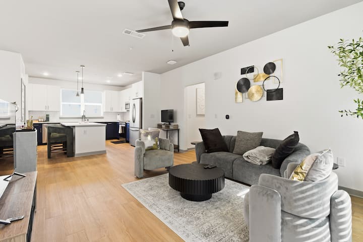 Modern 2br W/ Private Parking | Near I-75/i-575 - Kennesaw, GA