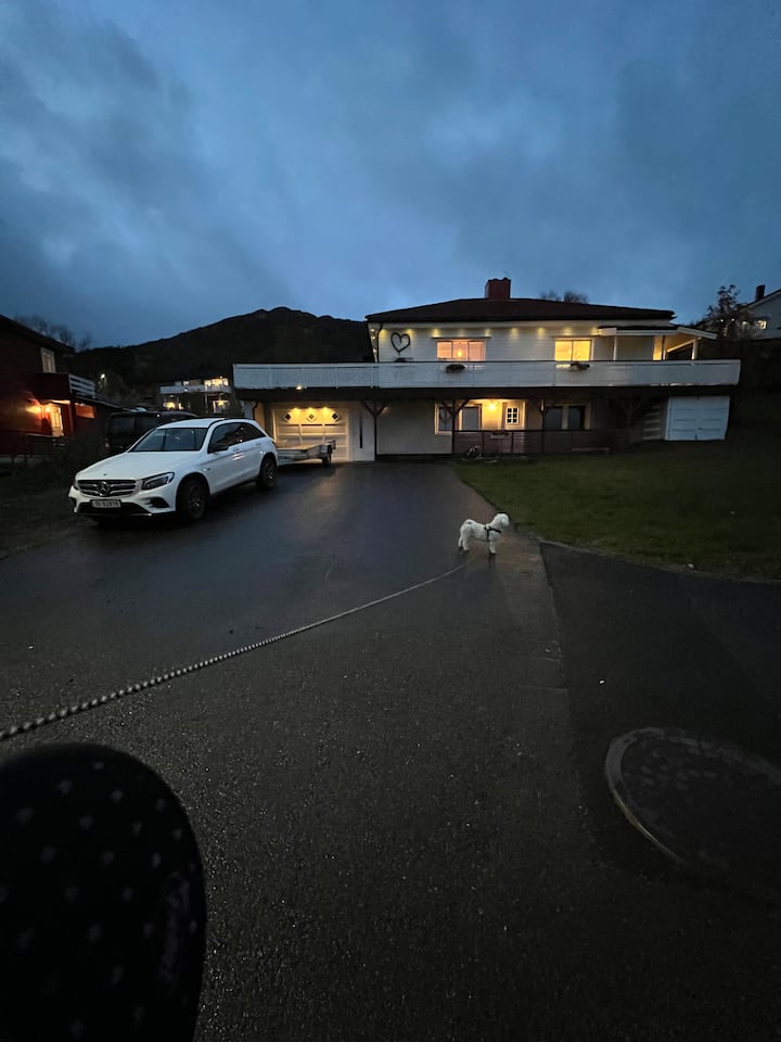 Hus Med Utsikt, Sentralt Beliggenhet, Nærhet Alt. - Skjervøy