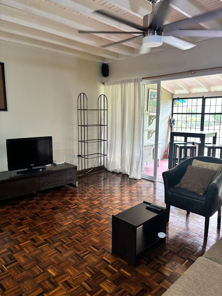 Cozy 2 Bedroom Townhome In The City Centre - Kingston