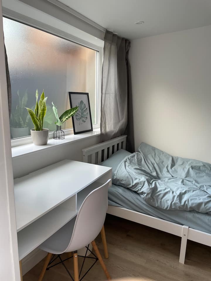 Cosy Ensuite, Own Entrance, Free Parking - Coventry