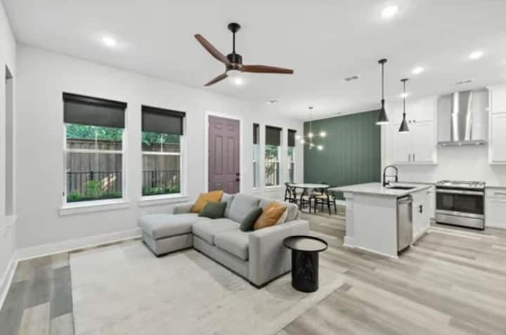 Modern Townhome In Cowtown - Montserrat Road – Fort Worth