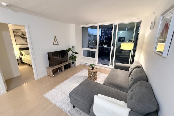 Surrey Central Hub: Near Skytrain, Hospital & Sfu - Surrey