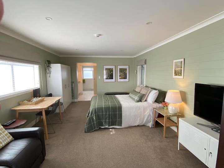 Fabulous Studio, 5 Mins Walk To Half Moon Bay! - Waiheke Island