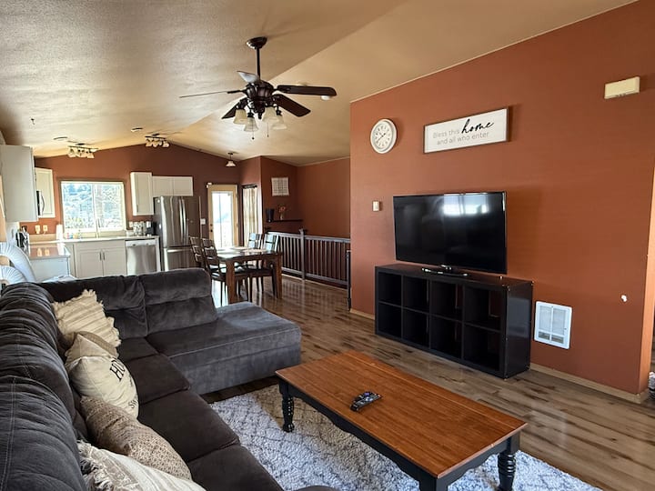 Warm And Cozy Home Away From Home - Bremerton, WA