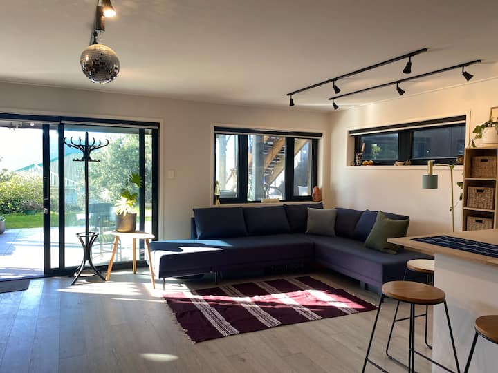 Modern Studio With City Views And Piano - Wellington