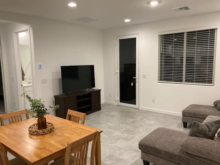 Private Suite! Kitchenette, Couch, Tv & Queen Bed - Phoenix, AZ