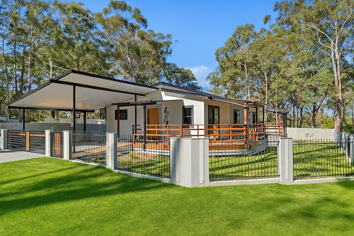 Relax At Zest On Russell Island. - MacLeay Island