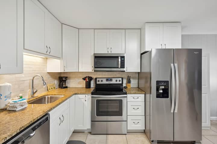 2br W/ Pool, Walk To Beach, Shops & Dining! - Hilton Head Island, SC