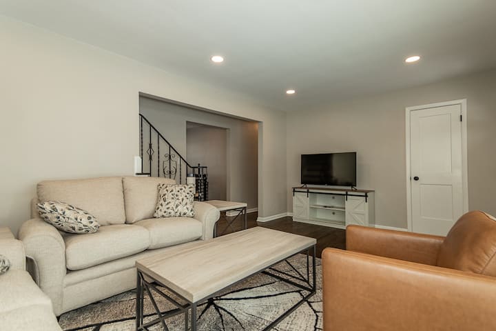 Spacious Wickliffe Getaway | Near Cleveland & Lake - Willoughby, OH