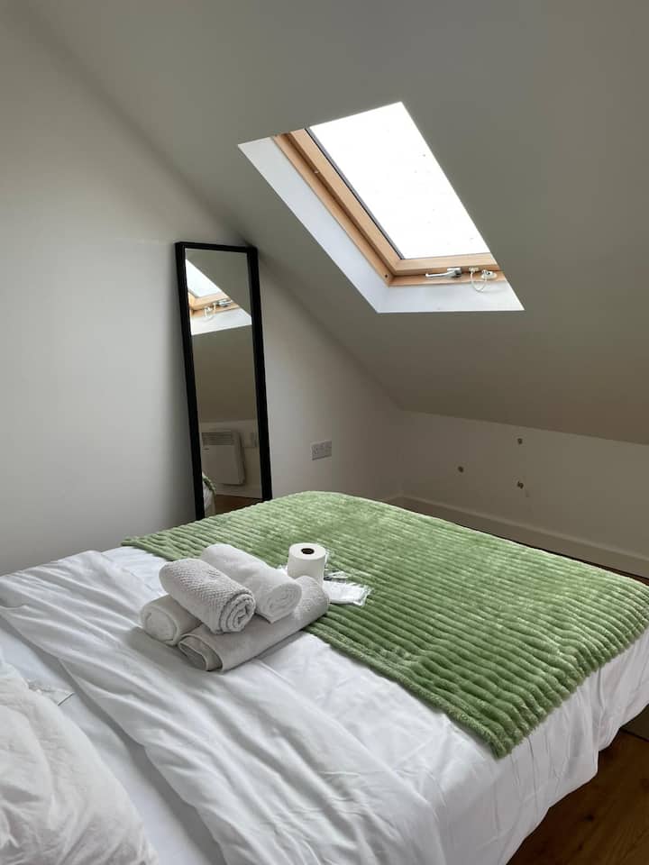 Lovely Studio Flat For Group Of 4. - Ilford