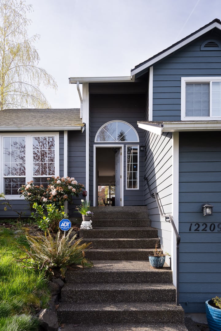 Large Family Home, Awesome Location! - Bothell, WA