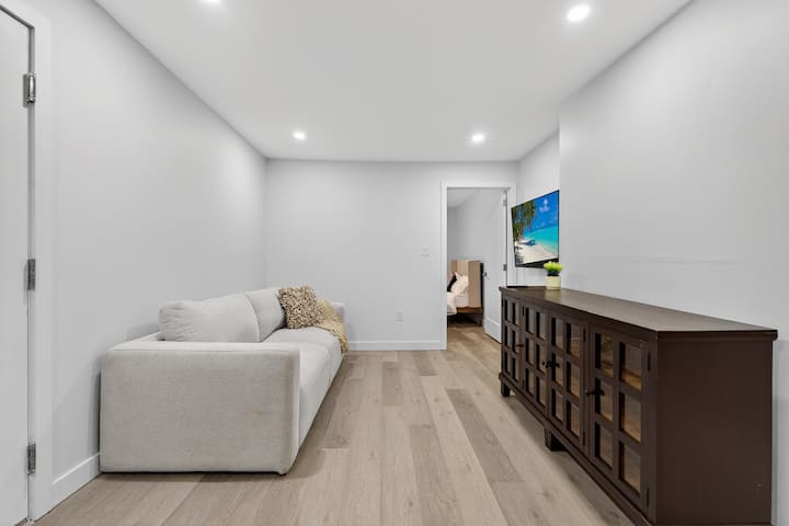 The Comfort Suite | Modern 3br | Netflix | Parking - Napanee