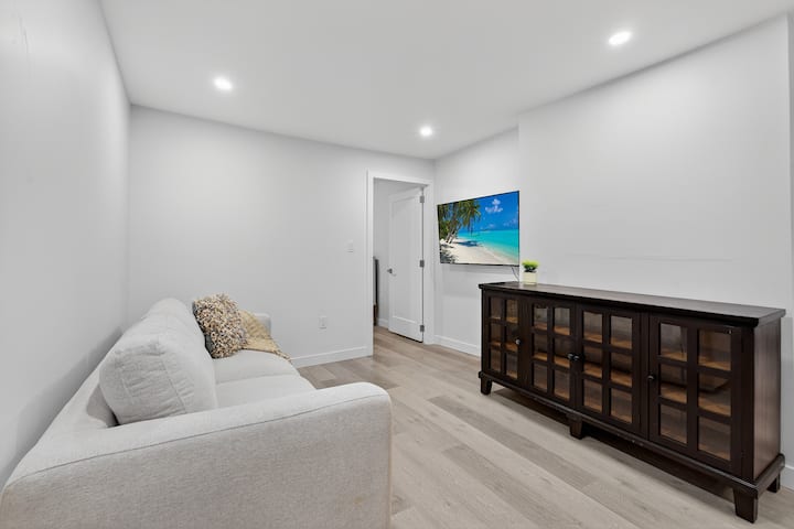 The Comfort Suite | Modern 3br | Netflix | Parking - Napanee