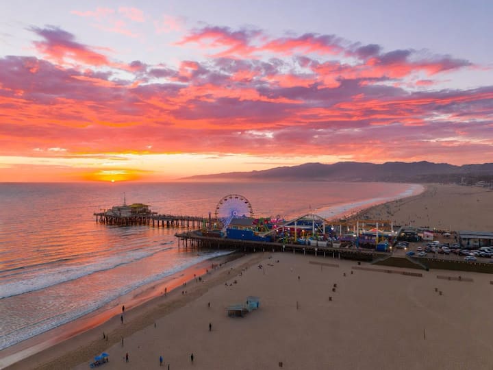 Luxury 2bd/2ba W/ Roof Top Pool, Hot Tub & Gym - Santa Monica, CA