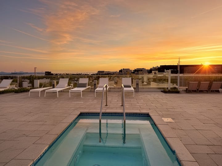 Luxury 2bd/2ba W/ Roof Top Pool, Hot Tub & Gym - Santa Monica, CA