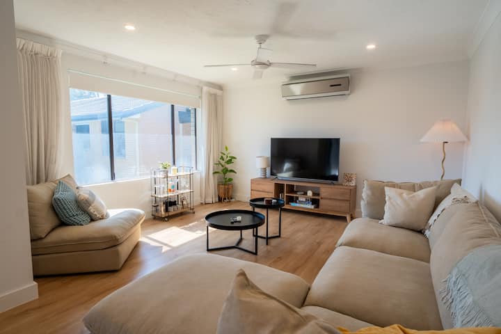 Mermaid Waters Beach Retreat - Broadbeach