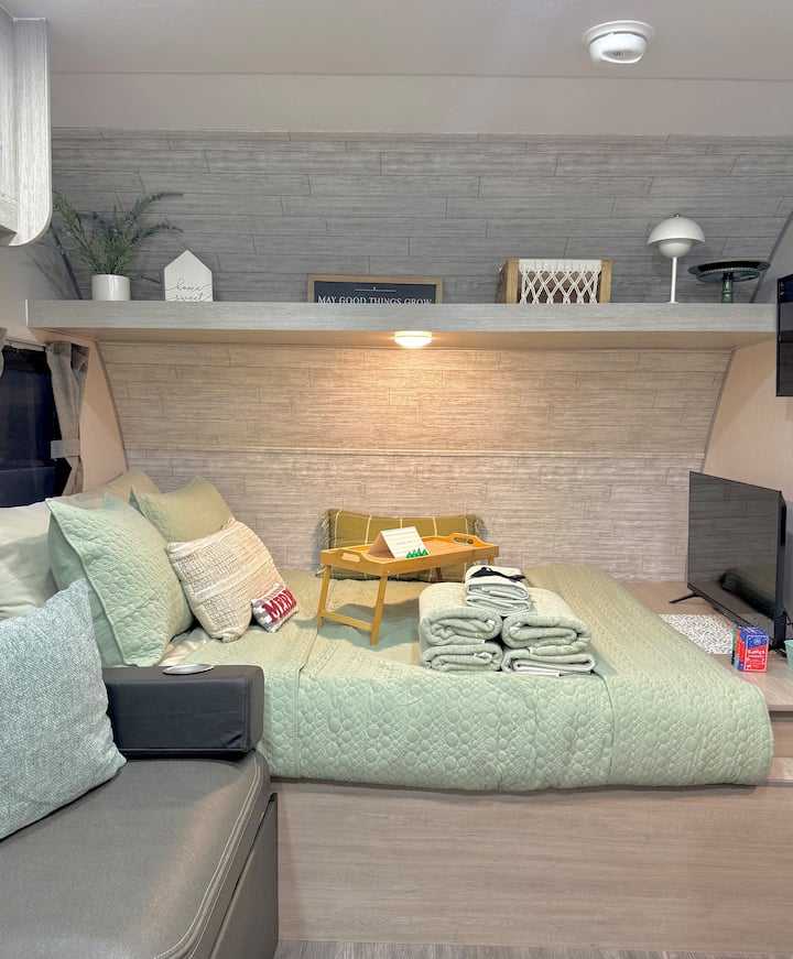 Cozy Outdoor Rv Oasis -