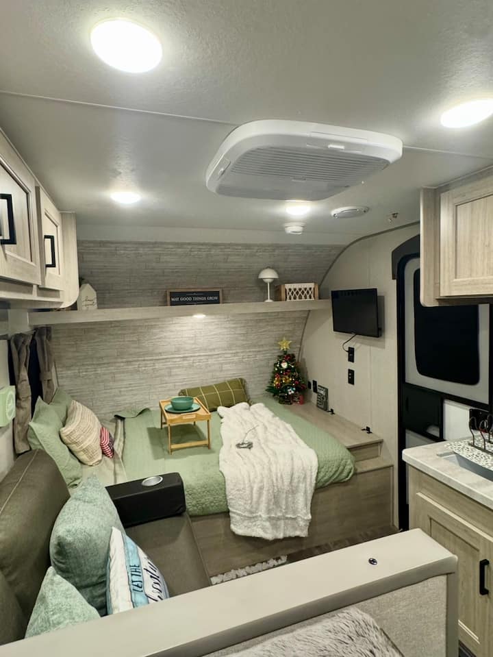 Cozy Outdoor Rv Oasis - 