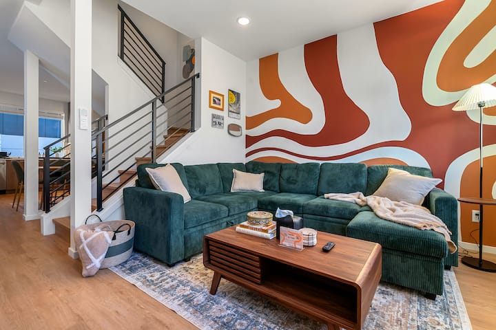 Brand New Spacious + Central • Free Ev + Parking - Seattle, WA