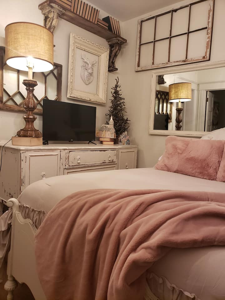 Rustic Ruby- Breakfast- Pet's Free- Peaceful - Illinois