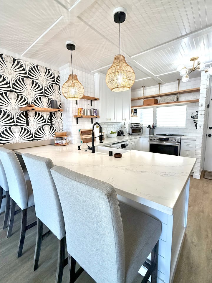 Modern 2 Bed - 2 Bath Waikiki Condo W/parking - Honolulu, HI