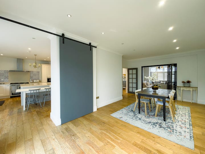 Luxury 4-bedrooms • Sleeps 10 • 20-min To City! - Essex