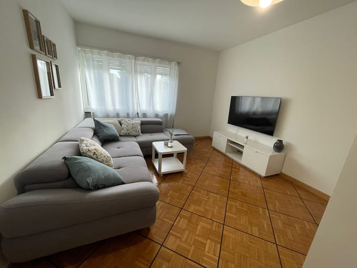 Mit Einem Schritt In Der Innerstadt - Basel