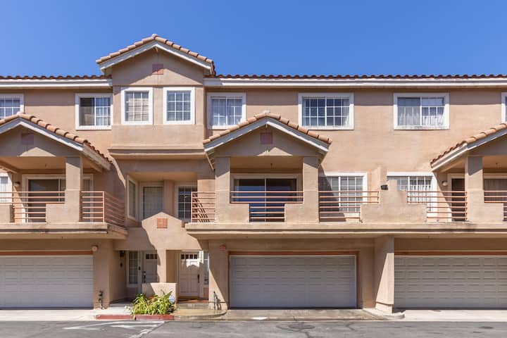 Spacious Gated 2br Condo Near Lax & Beaches - 가데나