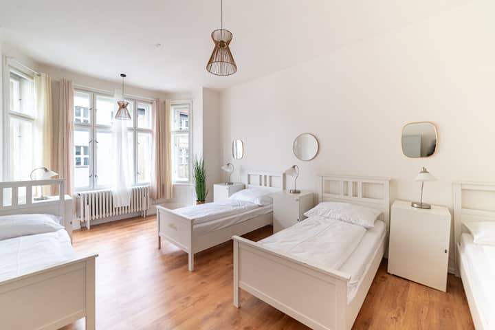 4 Bed Private Room With Shared Bathroom - Prague