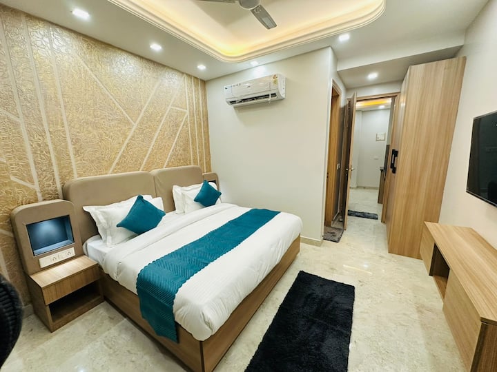 Couple-friendly 1bhk Apartment | Signature Tower - Gurugram