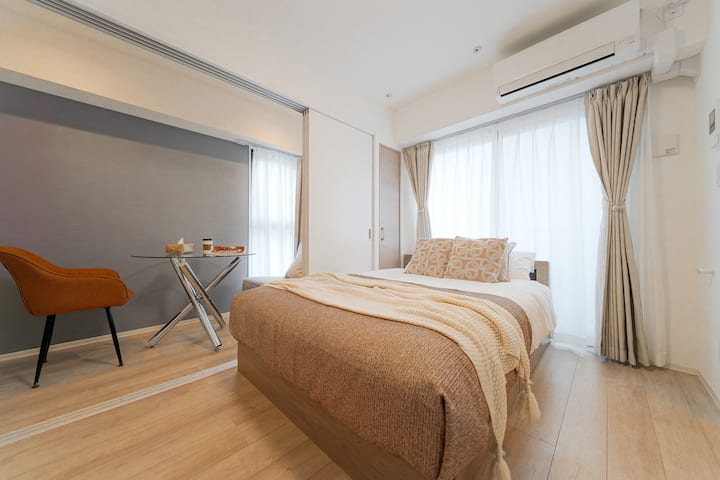 池袋商圈旁【301全新电梯公寓】：双人床/电视/厨房微波炉冰箱/wi-fi/办公区域/浴缸/山手线 - Ikebukuro