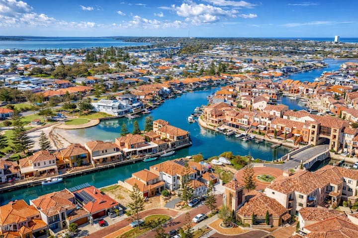 Home 4 Bedrooms, Waterfront, Serene Views, Mooring - Mandurah