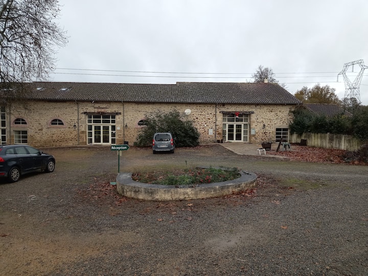 Logement Pour 32 Personnes. - Saint-Junien