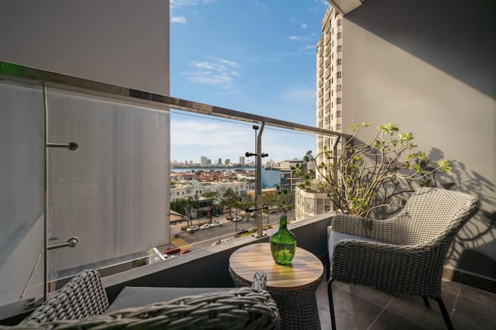 Monarchy River View Central 2br 2ba Kitchen W Pool - Da Nang