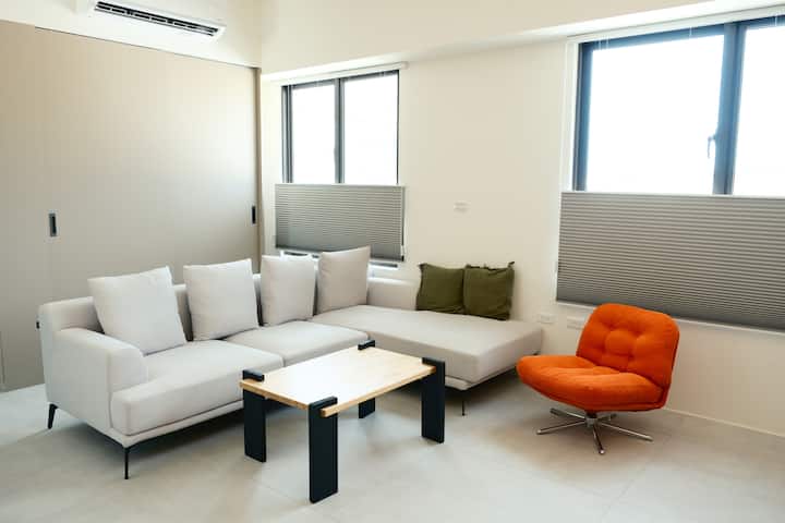 深藍寓所
走進的第一秒,你會先被安靜包住
不是那種空洞的靜,而是「終於不用想太多」的那種舒服。 - 屏東縣