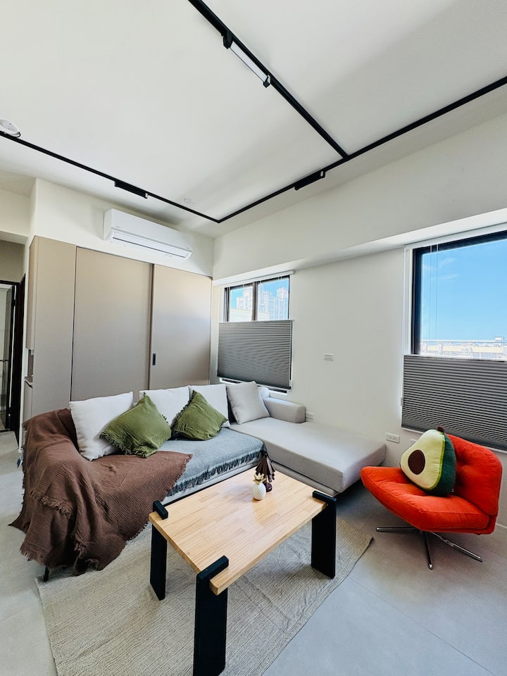 深藍寓所

走進的第一秒，你會先被安靜包住
不是那種空洞的靜，而是「終於不用想太多」的那種舒服 - 恆春