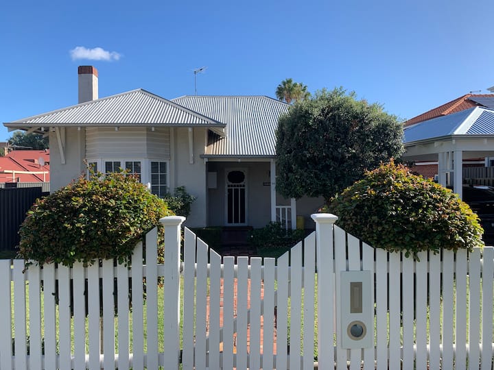 “Currall” Charming Historic Cottage - Victoria Park