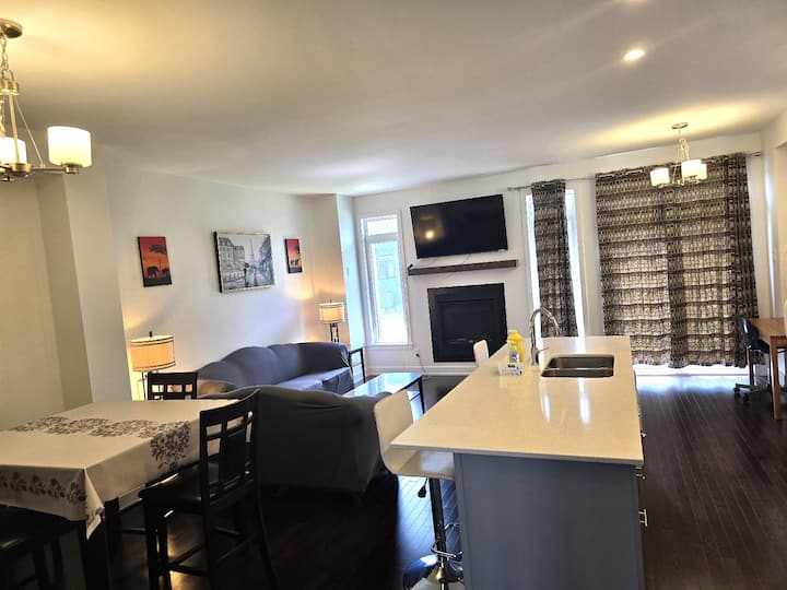 Bright And Spacious Get-away Minutes From Airport - Ottawa