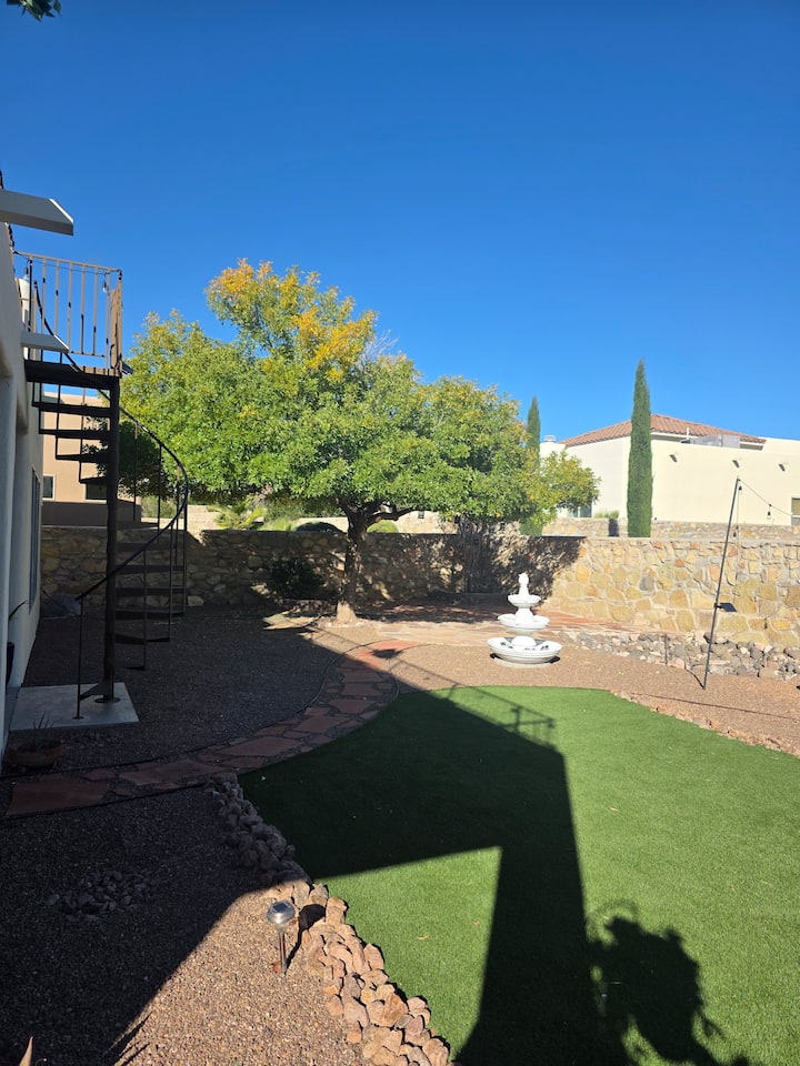 Modern Southwest Oasis With Traditional Taste - 拉斯克魯塞斯