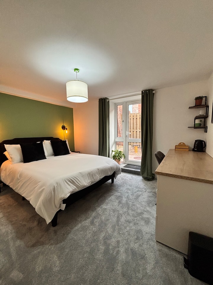 Room + Private Garden, Bathroom & Entrance - Bristol