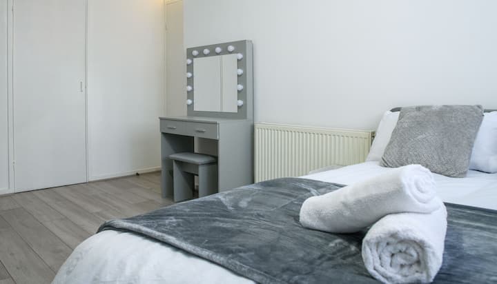 Three Bedroom House Near M54, J2 - Wolverhampton